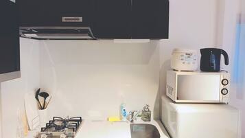 Quarto (Nestay inn Tokyo Otsuka 402) | Cozinha privada | Um frigorífico, um micro-ondas, uma placa de cozinha