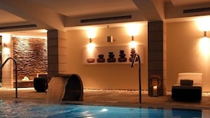 Sauna seca, banheira de hidromassagem, massagens com pedras quentes