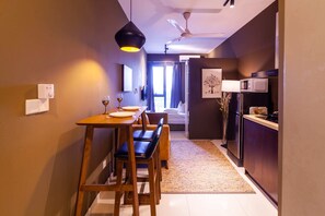 Estúdio Executivo, 1 cama queen-size | Cozinha privada | Um frigorífico, um micro-ondas, uma placa de cozinha