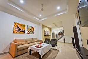 4-Bedroom Townhome | Sala de estar | TV de ecrã plano