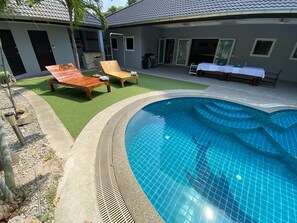 Terraço com espreguiçadeiras