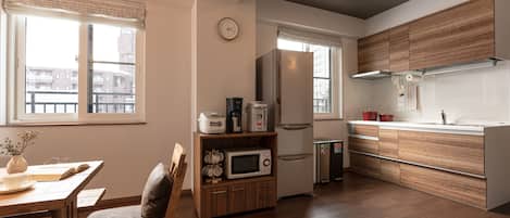 Suíte superior, 4 quartos (Guesthouse Miidokoro 2) | Cozinha privada | Geladeira grande, micro-ondas, cooktop, cafeteira/chaleira