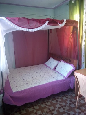 Quarto Duplo | Secretária, roupa de cama fornecida
