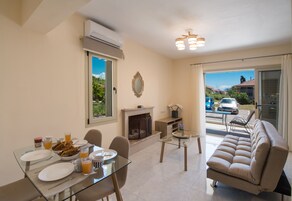 Apartamento, 1 quarto | Sala de estar | TV de ecrã plano 