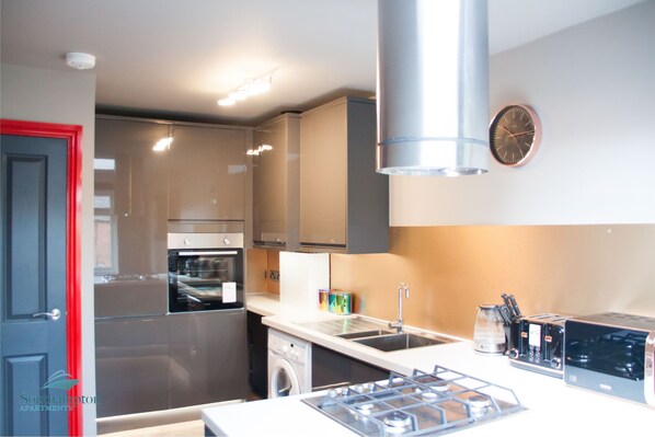 Apartamento | Cozinha privada | Um frigorífico, um micro-ondas, um forno, uma placa de cozinha