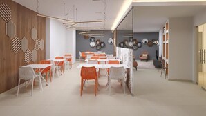 Uma sala de jantar moderna com cadeiras brancas e laranja, uma parede de destaque em madeira e arte geométrica na parede.