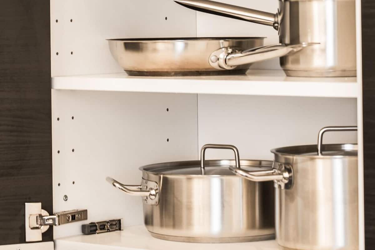 Fogão, cooktop, lava-louças, talheres/pratos/utensílios de cozinha