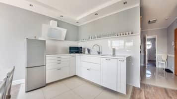 Apartamento (2A ul. Żeromskiego 20, garaż podziemn) | Cozinha privada | Um frigorífico, um micro-ondas, uma placa de cozinha