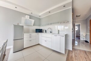 Apartamento (2A ul. Żeromskiego 20, garaż podziemn) | Cozinha privada | Geladeira, micro-ondas, cooktop, lava-louças