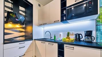 Suite-Estúdio (32) | Cozinha privada | Um frigorífico, uma placa de cozinha, uma chaleira elétrica