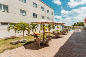 Piscina exterior, espreguiçadeiras