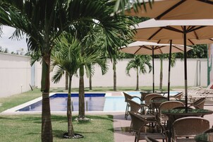 Piscina externa, espreguiçadeiras