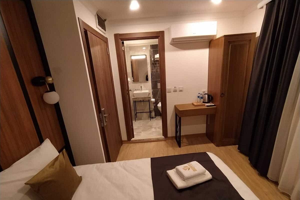 Minibar, cofre no quarto, secretária, ferro/tábua de engomar