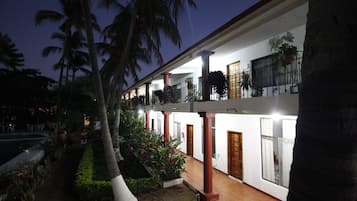 Fachada da propriedade à noite