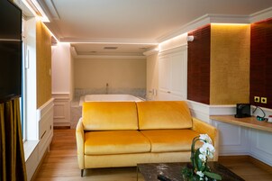 Suíte, banheira de hidromassagem | Roupas de cama premium, camas com colchões pillow-top