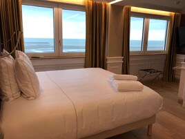 Quarto casal luxo, vista para o mar | Roupas de cama premium, camas com colchões pillow-top
