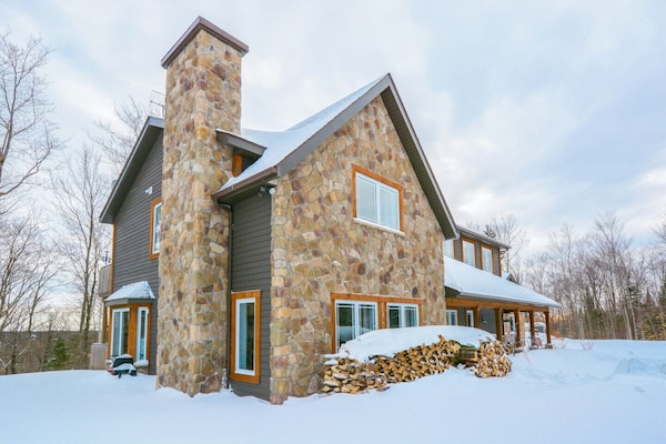 The Repaire Dreaming Cottage With Interior Pool Chalet De Rêves Avec Piscine Inté Et Spa - Saint-Sauveur