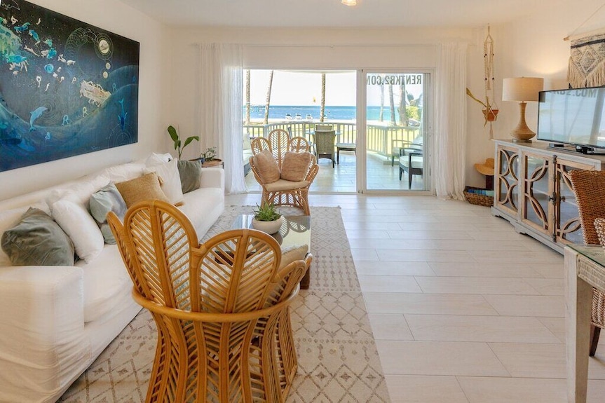 Oceanfront Ground Floor Condo | King Bed, Pool & Bathtub 110 - Caribbean