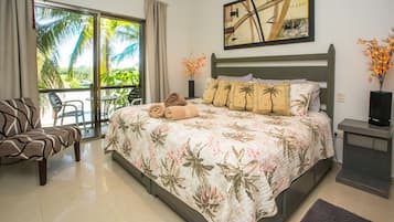 Apartamento Comfort | Cofre no quarto, com decoração personalizada