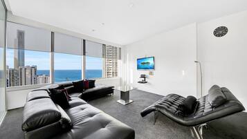 Apartamento de Luxo, vários quartos, acessível, vista para o oceano | Sala de estar | Televisor LED de 65 polegadas com canais por cabo, televisor