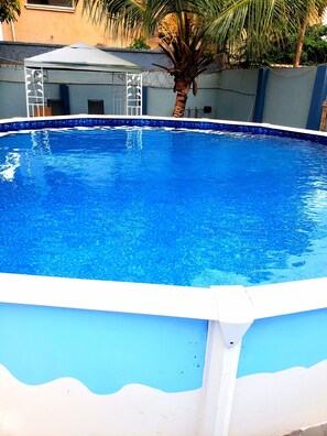 Piscina externa, barracas de cortesia, guarda-sóis