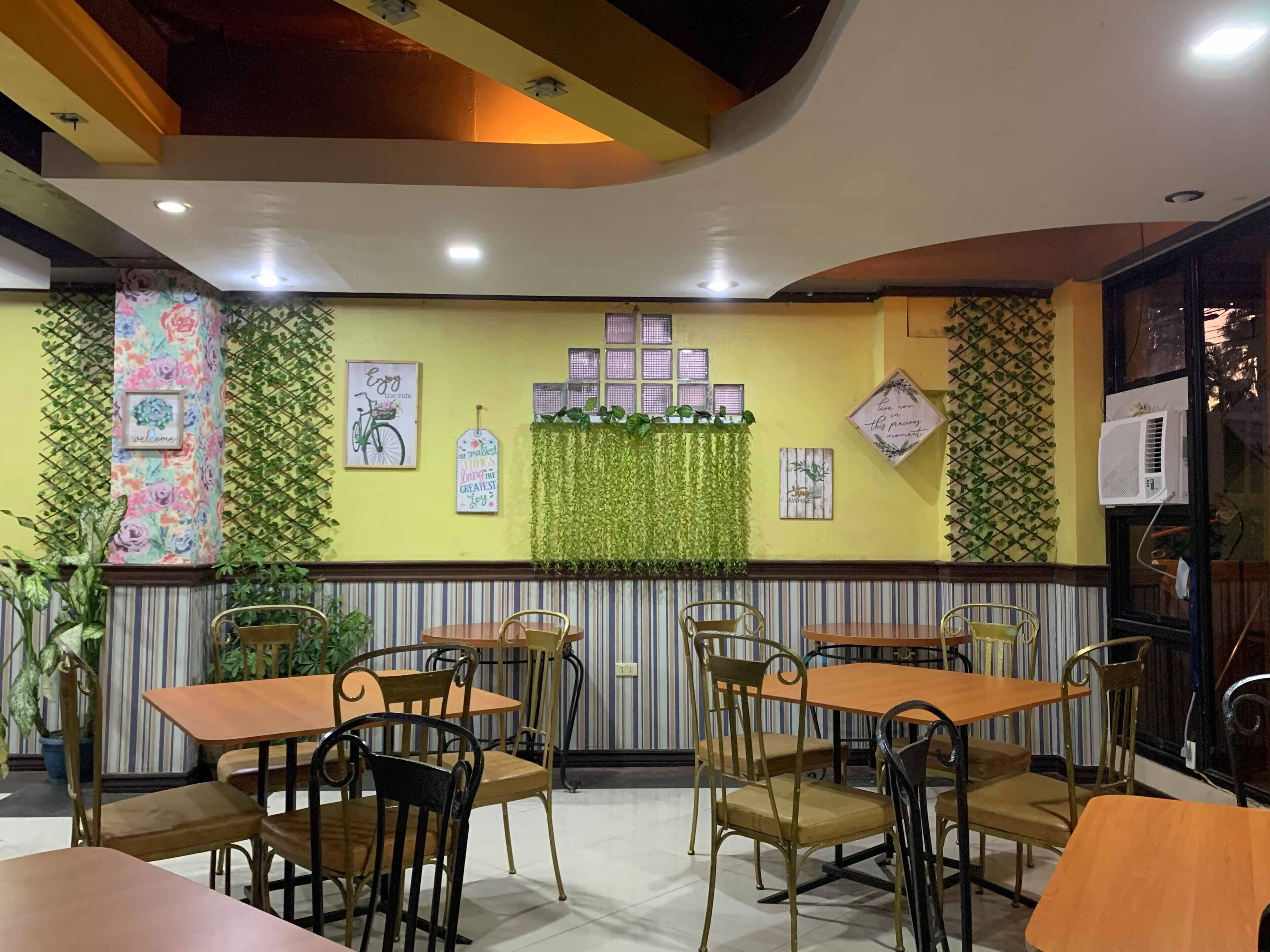 2 restaurantes: servem pequenos-almoços, almoços, jantares e brunches
