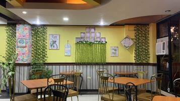 2 restaurantes: servem pequenos-almoços, almoços, jantares e brunches