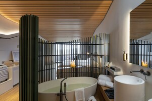 Suíte júnior | Banheiro | Produtos de toalete biodegradáveis, secador de cabelo, toalhas de banho 