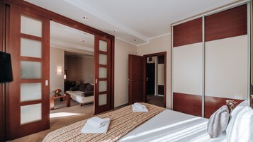 Apartamento Comfort | Cofre no quarto, secretária 