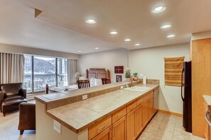 Estúdio | Cozinha privada | Um frigorífico, uma cafeteira/bule, uma torradeira 