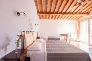 Quarto triplo conforto, vista para a piscina