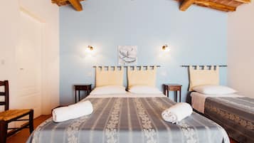 Quarto Triplo | Secretária, Wi-fi grátis, roupa de cama fornecida