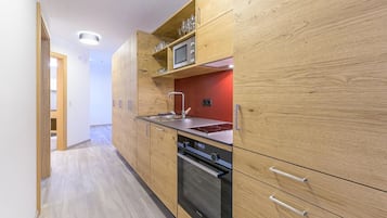Apartamento (+) | Cozinha privada | Um frigorífico/congelador grande, um micro-ondas, um forno