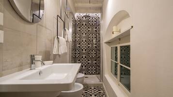 Apartamento luxo | Banheiro | Chuveiro, produtos de toalete grátis, secador de cabelo, bidê