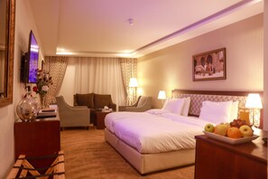 Minibar, cofre no quarto, secretária, quartos insonorizados