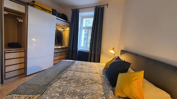 Apartamento Cidade, 2 quartos | Secretária adequada para computadores portáteis, ferro/tábua de engomar