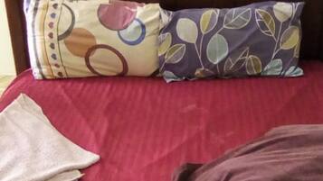 Quarto solteiro | Escrivaninha, Wi-Fi de cortesia