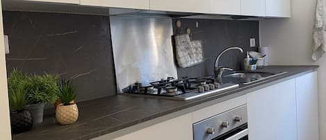 Cooktop, talheres/pratos/utensílios de cozinha