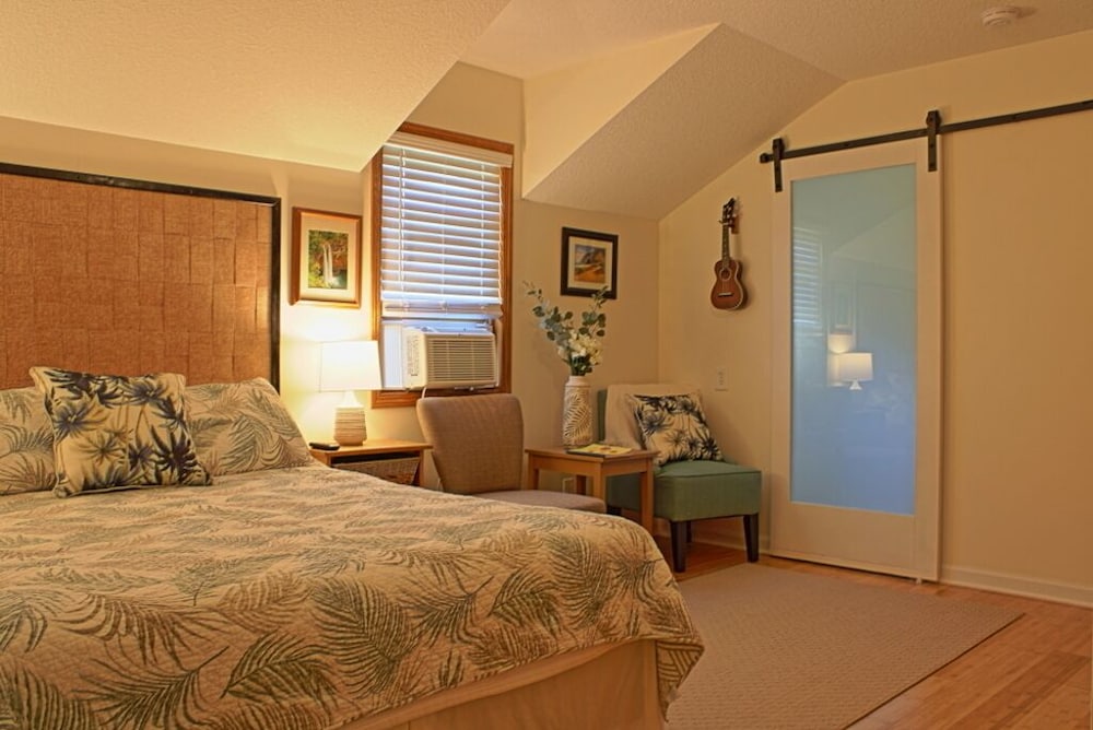 Sunflower Inn Bed & Breakfast - Plumeria Room - Charlevoix, MI