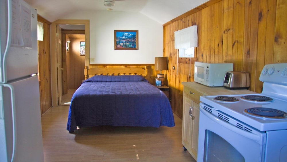Papoose Cozy Lakefront Rental For Two With Private Beach - Gilford, NH