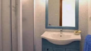 Quarto Triplo (3) | Casa de banho | Um polibã, um secador de cabelo, um bidé, toalhas fornecidas