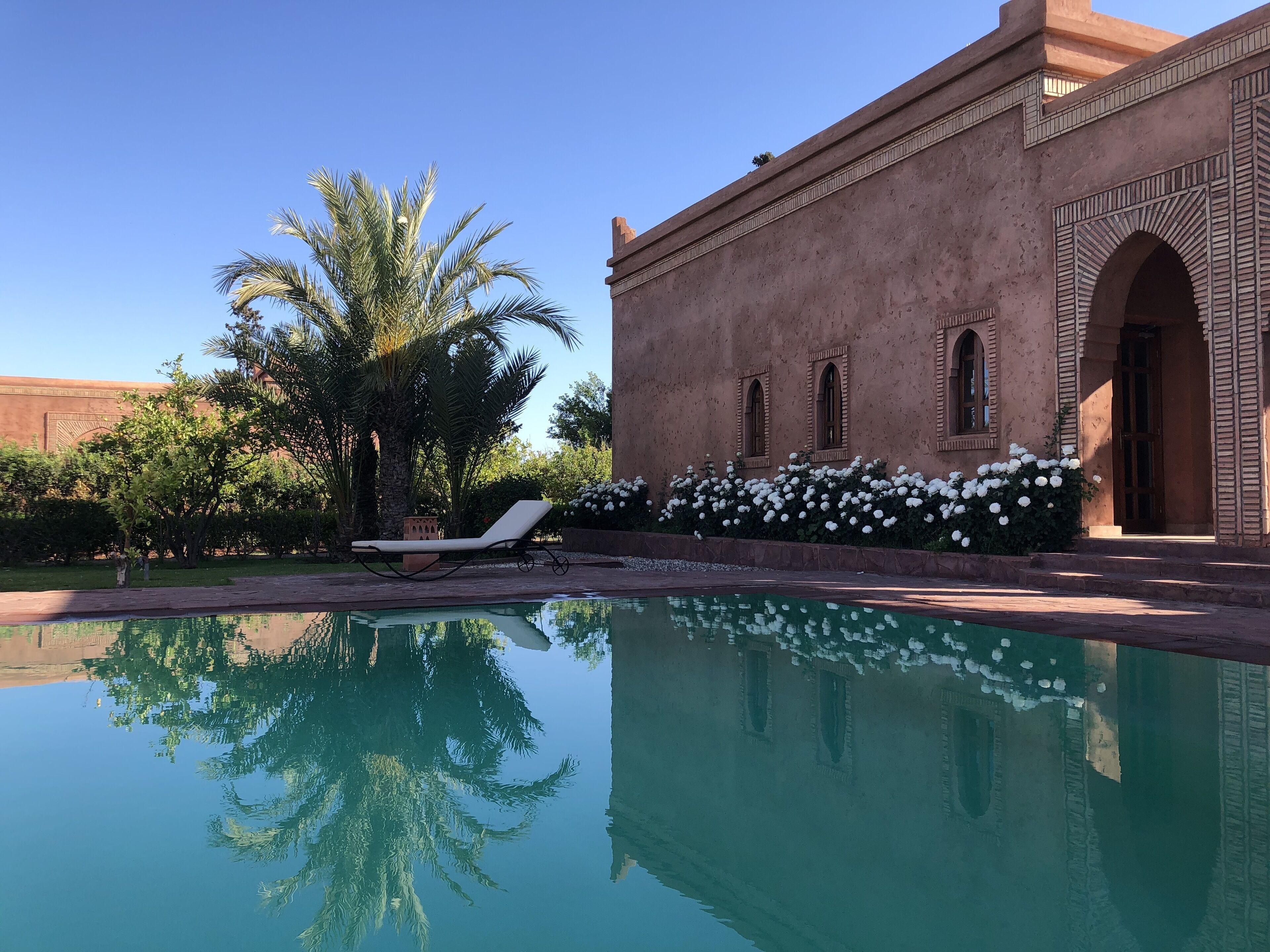 Piscina externa, guarda-sóis, espreguiçadeiras