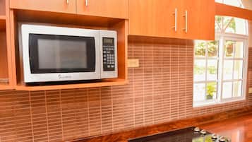 Villa Familiar | Cozinha partilhada | Um frigorífico/congelador grande, um micro-ondas, um forno