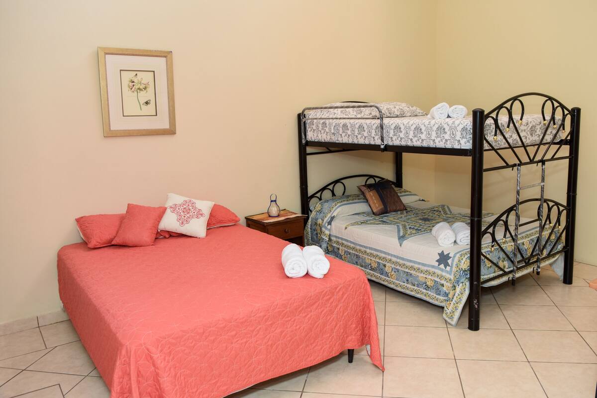 Quarto com uma cama de solteiro e uma cama beliche.