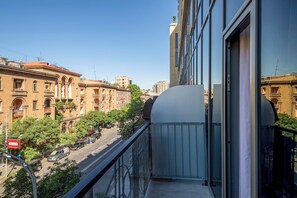 Quarto Standard, 1 cama queen-size (French Balcony) | 1 quarto, cofre com capacidade para portátil, secretária 