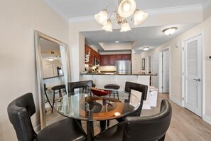 Apartamento em Condomínio Fechado, várias camas (Crystal Tower 1907) | Restaurantes