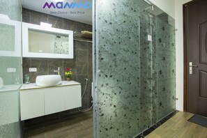 Estúdio urbano | Banheiro | Chuveiro, ducha de hidromassagem, produtos de toalete grátis 