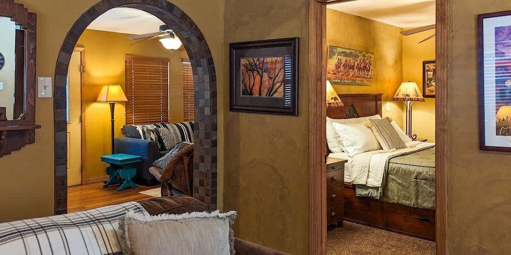 A Stone's Thoreau-riverfront Cabin: Hot Tub, Fireplace, Near Midtown - Ruidoso, NM