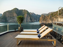 Terraço com espreguiçadeiras