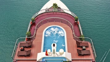 Piscina exterior, da(s) 6:00 à(s) 21:00, guarda-sóis